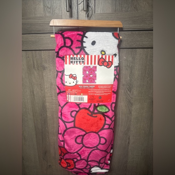 Hello Kitty | Bedding | New Hello Kitty Bow Apple Hot Pink Plush 4 X 50 ...